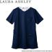 シックなネイビーが知的な印象を与える、「ローラ アシュレイ」のレディススクラブ。透けにくい素材で安心。背裏や肩口、サイドスリットの内側にあしらった花柄がポイント。_OCAHOL_イギリスのライフスタイルブランド「ローラ アシュレイ」のレディ...
