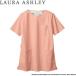 ピーチカラーが優しい印象を与える、「ローラ アシュレイ」のレディススクラブ。透けにくい素材でいつでも安心。背裏や肩口、サイドスリットの内側にあしらった花柄がポイント。_OCAHOL_イギリスのライフスタイルブランド「ローラ アシュレイ」のレ...