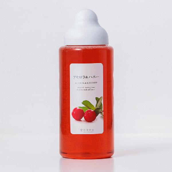 アセロラの爽やかな酸味とはちみつの優しい甘さが絶妙に調和したフルーティーな一品です。ほどよい甘さが特徴で、ヨーグルトや紅茶に加えると、さらにおいしさが引き立ちます。朝食やティータイムにぜひお試しください！■アセロラ＆ハニー：1000ｇ■原材...