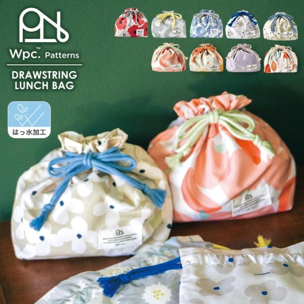 型番：W059ブランド：Wpc.商品名：【Wpc.】ランチ巾着 保冷剤ポケット付き お弁当入れ おしゃれ はっ水加工 お弁当袋 レディースカラー：ブルーミングチューリップレッド/ポルクオフ/フロラージュオフ/メリーフラワーオフ/クッカモカ/...