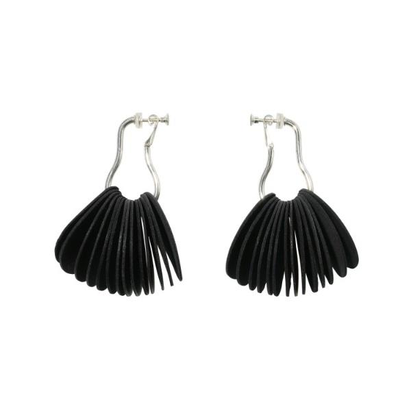 型番：70901636ブランド：ヒロコ ハヤシ商品名：PEPE CERCHIO（ペペ チェルキオ）イヤリングカラー：オフホワイト（００３）/ブラック（０１９）