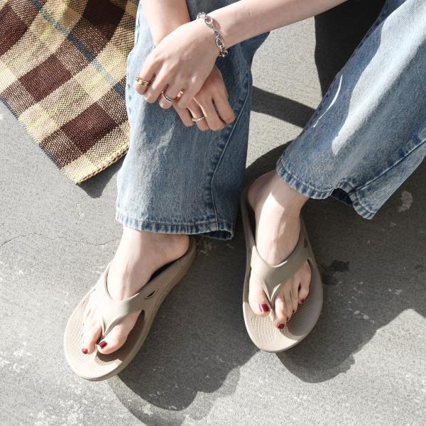 型番：725310044ブランド：シップス エニィ商品名：OOFOS: OOoriginal ウーオリジナル トングサンダルカラー：グレー/ブラック/ベージュ系その他/ライトブルー