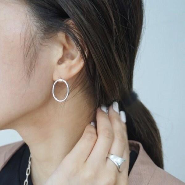 型番：1014283029ブランド：ニナ・エ・ジュール商品名：【Nina＆Jules】オーバルシルバーピアスカラー：SILVER