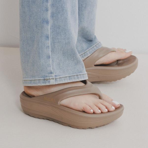 型番：554209ブランド：HIMIKO商品名：夏のレジャーにも【NICAL】【卑弥呼25SS】リカバリートングサンダル/554209カラー：クロ/ベージュ/ブラウン
