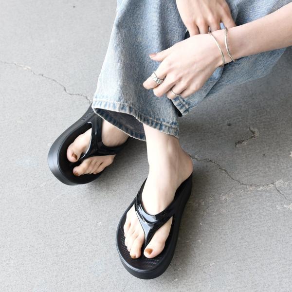 型番：725310049ブランド：シップス エニィ商品名：OOFOS: OOMEGA ウーメガ トング サンダルカラー：ブラック/ベージュ