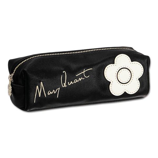型番：225-861707ブランド：マリークワント商品名：サインロゴデイジーパッチ スクエアペンケースカラー：ブラック/パープル