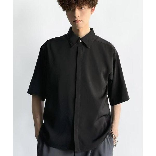型番：CO1010005ブランド：クラシカルエルフ商品名：比翼デザイン短丈シャツ／Cropper Box Style Hidden Placket Shirtカラー：ブラック/ライトグレー