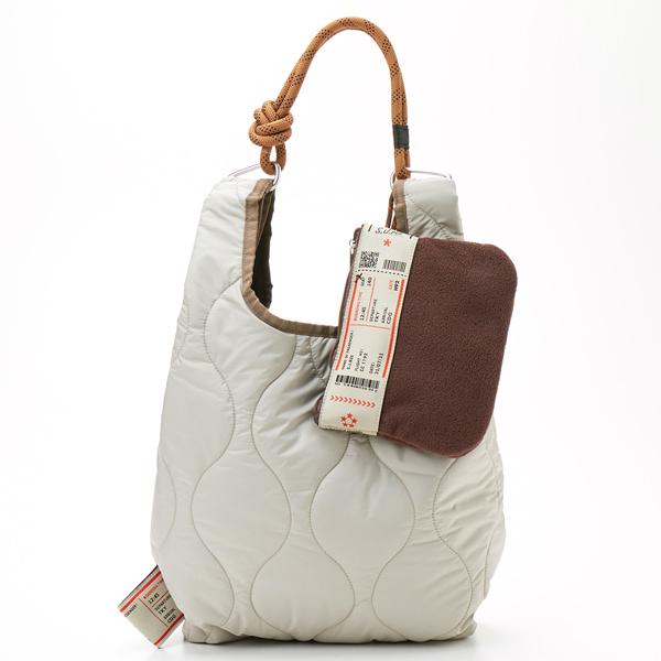 型番：25531-11207ブランド：クーコ商品名：オリジナル柄テープキルティングマルシェ型バッグカラー：オフホワイト/ブラック/オリーブ/ブルー