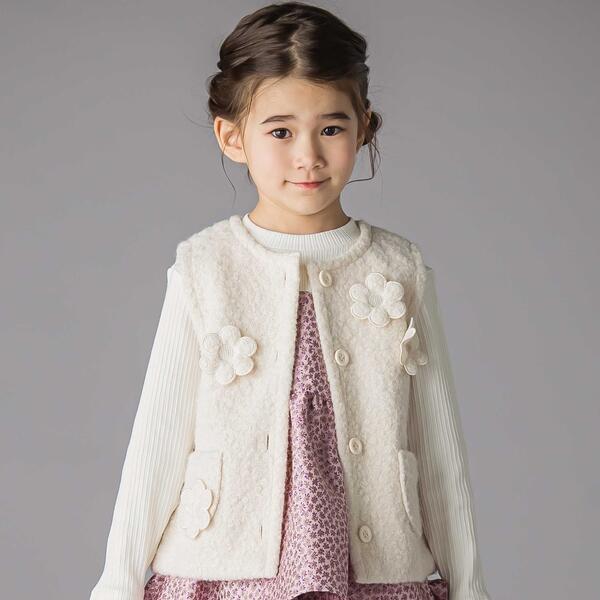 型番：1293-76008ブランド：ベベ プチ ポワ ヴェール商品名：花モチーフシープボアベスト(95~150cm)カラー：オフホワイト/ネイビー