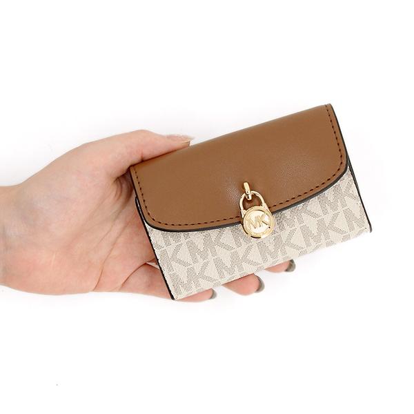 型番：35S5G1YE0B150ブランド：マイケル・コース商品名：LYRA トライフォールド ウォレット - MKシグネチャー エクストラスモールカラー：バニラ