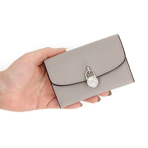 型番：35S5S1YE0L35ブランド：マイケル・コース商品名：LYRA トライフォールド レザー ウォレット エクストラスモールカラー：パールグレー