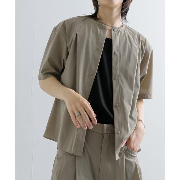 型番：AU45-13D104ブランド：センスオブプレイスバイアーバンリサーチ商品名：Uiscel　4WAYストレッチタックノーカラーシャツ5分袖カラー：チャコールグレー/ベージュ