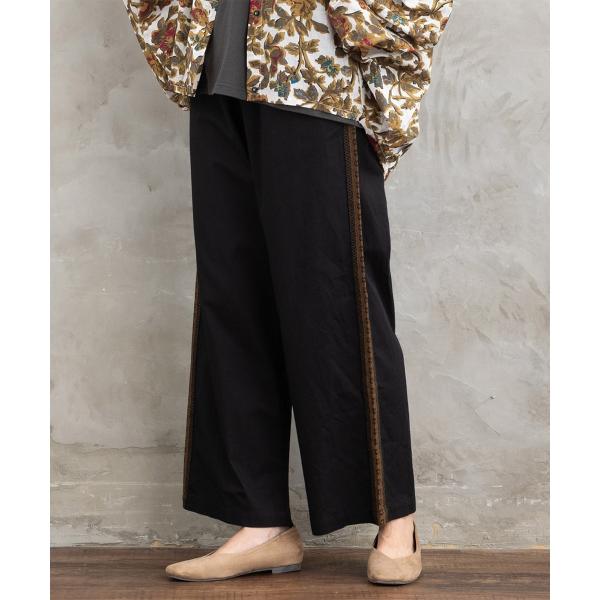 型番：33121625ブランド：サブストリート商品名：【大きいサイズ】21号(6L〜) INDESIGN チロリアンテープエンブロイダリーラインパンツカラー：ブラック(00)/チャコール(10)