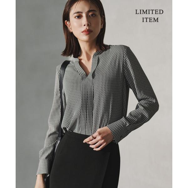 型番：BLCYGW0076ブランド：ICB商品名：【新色追加・WEB限定】BackSatinAmunzen キーネックブラウスカラー：モノクロミックス柄/サックスグレー/スモークグリーン/ブラックベース×ストライプチェーン柄/トープベース×...