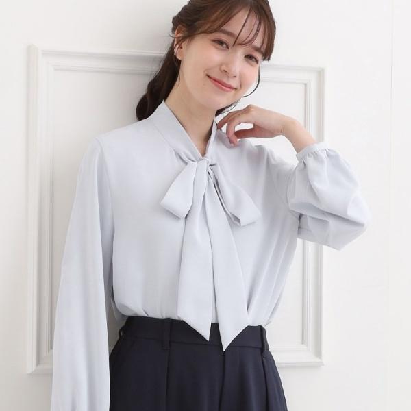 型番：C6285303ブランド：シューラルー商品名：【洗濯機可S-3L】リボンボウタイが魅力　大人の華やかブラウスカラー：オフホワイト（００３）/ライトベージュ（０５１）/サックスブルー（０９０）