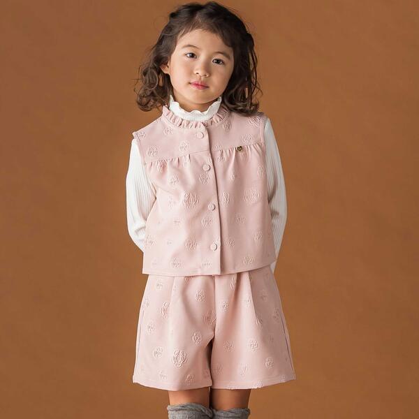 型番：1202-78011ブランド：ベベ プチ ポワ ヴェール商品名：【店舗限定】型押し花柄ベスト＋ショートパンツセットアップ(95~150cm)カラー：ピンク/ブラック系