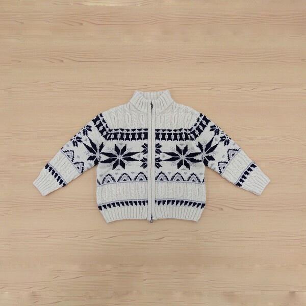 型番：98-72KM11-205ブランド：コムサイズム商品名：【雑誌掲載商品】雪柄 モールニット ジップアップ ブルゾンカラー：アイボリー/ブラック/ブルー