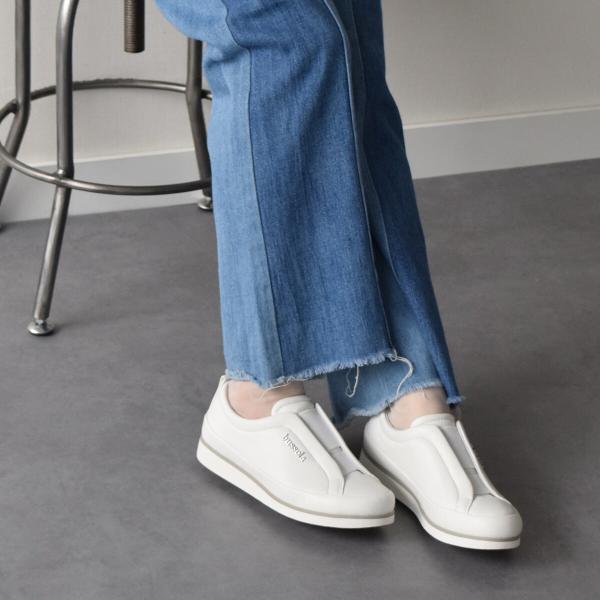 型番：95802Uブランド：ブソラ商品名：bussola ブソラ◆2.5cmヒール◆撥水フラットスリッポンスニーカーカラー：ホワイト/アイボリー/ブラック