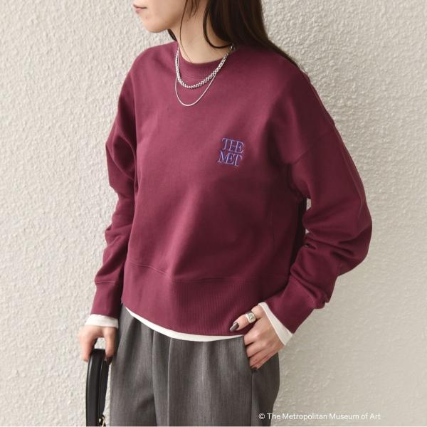 型番：222060007ブランド：シップス カラーズ商品名：SHIPS Colors:The Met コラボ エンブロイダリー ボクシー スウェット ２カラー：グレー/ダークグレー/ワイン