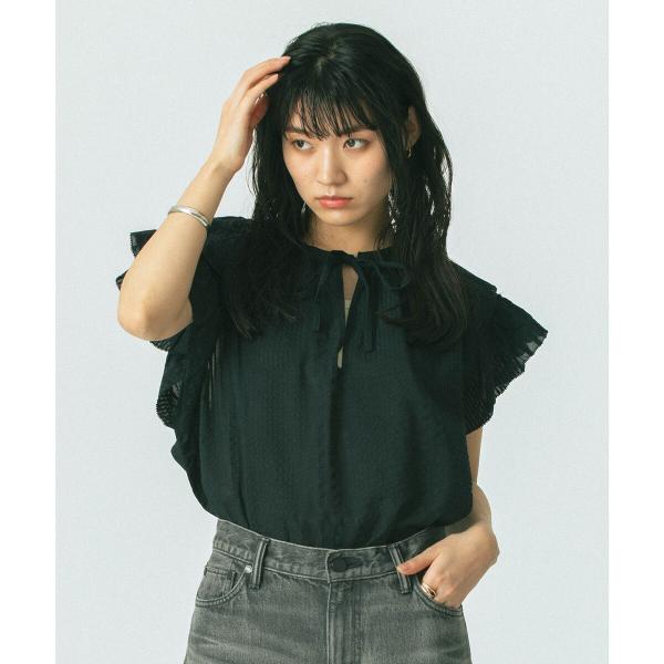 型番：202244014005ブランド：ローズバッド商品名：SUCKER FRILL BLOUSEカラー：BROWN/BLACK