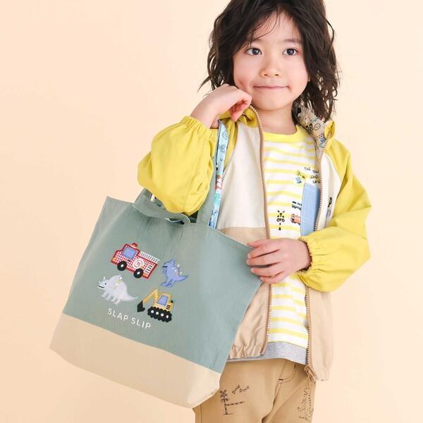 型番：1814-81542ブランド：スラップスリップ商品名：恐竜はたらくくるまパッチ刺しゅうリバーシブルレッスンバッグカラー：ネイビー/グリーン