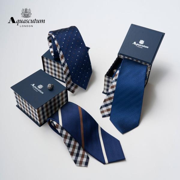 型番：104016176ブランド：アクアスキュータム商品名：【ネクタイ】アクアスキュータム｜175th ラペルピン BOXセット クラブチェッククレリックタイカラー：ミッドナイトネイビー/ダークネイビー