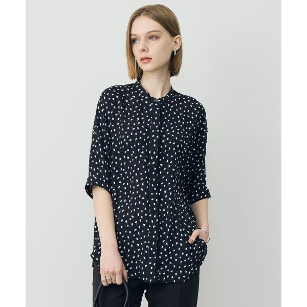 型番：BLCYLM0072ブランド：ICB商品名：【WEB限定カラーあり】BackSatinAmunzen 5分袖バンドカラーブラウスカラー：ブラック×モチーフドット柄/ヘイズピンク×スクエアビット柄［WEB限/オフホワイト/サックスグレー...