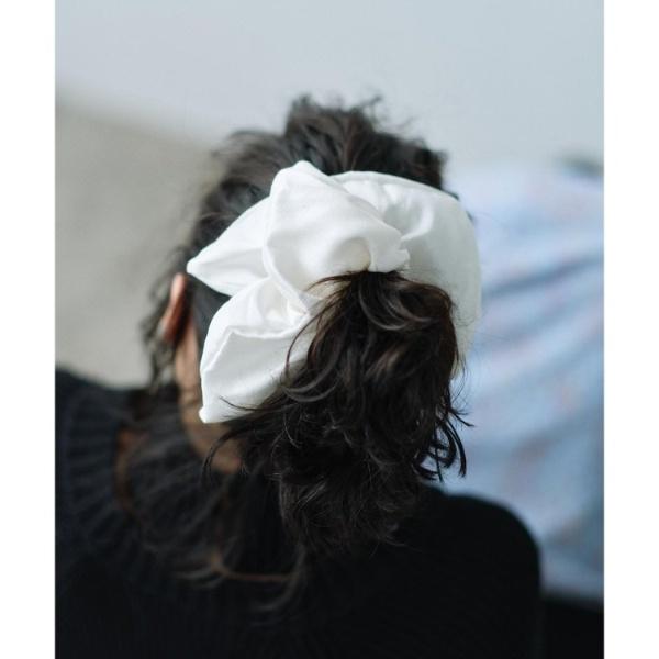 型番：R9901006ブランド：コードエー商品名：heyep｜Silk Square Medium Scrunchieカラー：ブラック（０１９）/ホワイト（００１）