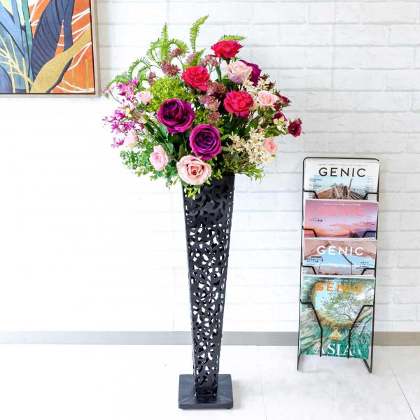 品番：PA474-IR72BK商品サイズ：H約110cm×W約45cm(スタンドサイズ：□15cm/H約74cm)スタンド：アイアンスタンド法人・店舗向けのフェイクフラワースタンド装飾。水やり不要で長期設置に適し、受付・入口・展示場などにお...