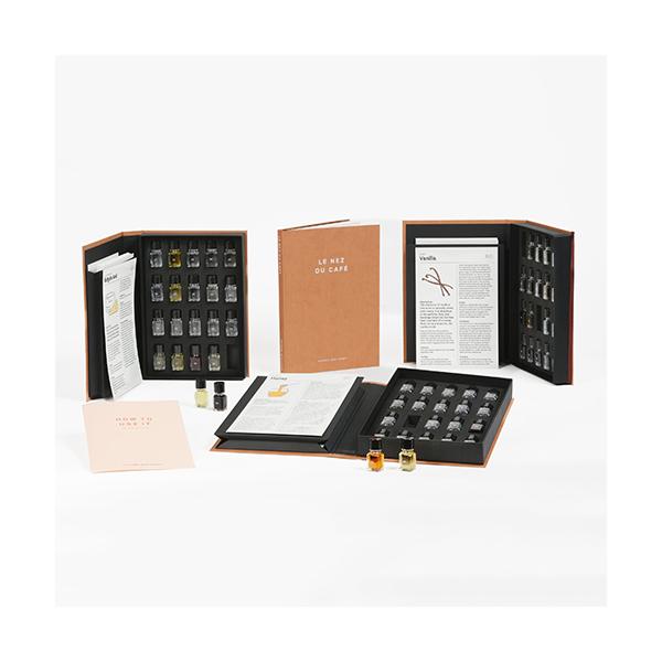 内容・アロマ：60種類・アロマの説明書：60枚※・エマ・セージ氏によるイラスト入り本：96 ページ（嗅覚の生理学、コーヒーの遺伝学と加工、風味開発の化学、香りの知覚の歴史と起源、より深い研究のための高度な参考文献）※※日本語訳はございません...