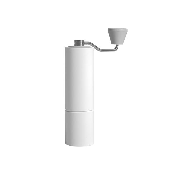 ※弊社WEBサイト記載の『正規代理店証明書』は商品には同梱されておりません。※説明書はメーカー各国共通説明書（日本語記載あり）になります。・サイズ：高さ172mm（取っ手込み）×52mm・容量：焙煎豆：約30g・素材：アルミ、ステンレススチ...