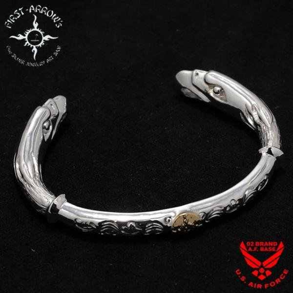 ●商品名ファーストアローズ K18付き Double Eagle Face 唐草彫り バングル br-296●キーワード送料無料 代引き手数料無料 メール便対応 アメカジ バイカー ネイティブ インディアン 手彫り ジュエリー アクセサリー...