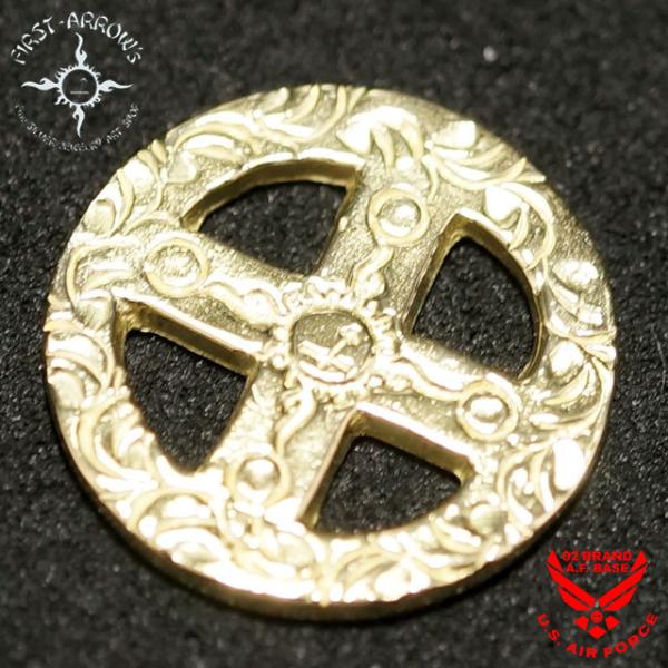 ●商品名ファーストアローズ ALL-K18 メディスンホイール ペンダントトップ p-233●キーワード送料無料 代引き手数料無料 メール便対応 アメカジ バイカー ネイティブ インディアン 手彫り ジュエリー アクセサリー ペンダントヘッ...