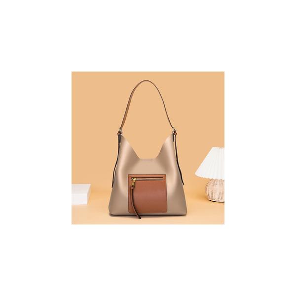 状　態 ：　新品未使用カラー ：　画像参考サイズ ： 約 (W)33cm x (H)32cm x (D)12cm(素人採寸の為多少の誤差はお許し下さい)素　材 ：　本牛革本体重量：約600g付属品 ： 掲載画像より※ご購入前にぜひともサイズ...