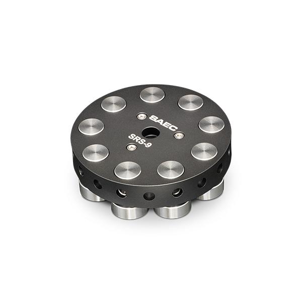 SVM(Suppress Vibration Material)機構を採用した革新的なレコードスタビライザー。レコード盤の微細な反りに応じて、9個のステンレス製セパレートウエイトがそれぞれ最適な荷重を与え、レコード盤全体をフラットに保ち効果...