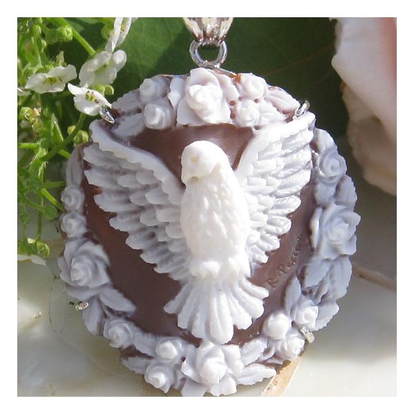 【カメオの素材】サードニスシェル【カメオのサイズ】31 x 30 mm【全体のサイズ】40 x 30 mm【全体の重さ】5.8g【カメオの作家】Raffaele Pernice（ラファエレ・ペルニーチェ）【カメオの作者証明】カメオにサイン彫...