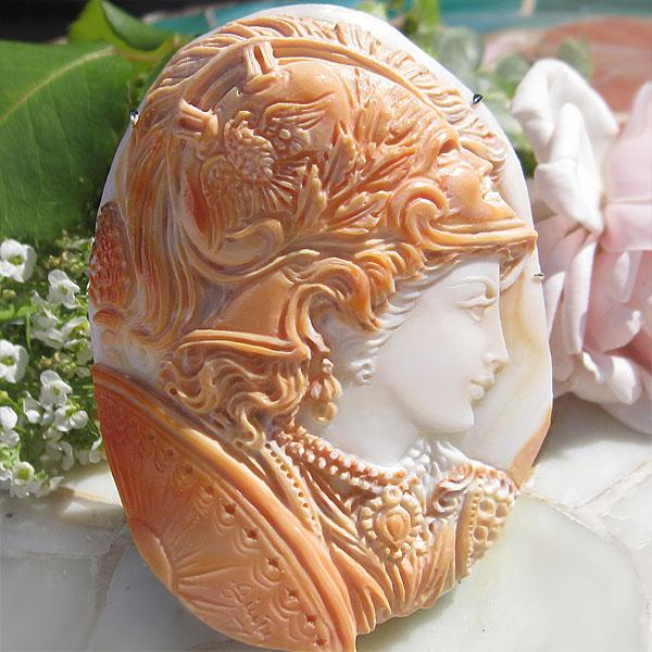 【カメオの素材】コルネリアンシェル【カメオのサイズ】77 x 57 mm【フレームの素材】SILVER(ロジウムコーティング済)【全体のサイズ】84 x 57 mm【全体の重さ】55.7g【カメオの作家】Giuseppe Tesoriere...
