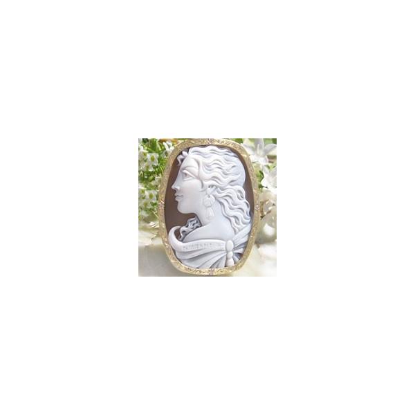 【カメオの素材】 サードニクスシェル【カメオのサイズ】45 x 33 mm【ブローチサイズ】47 x 35 mm【全体の重さ】14.6g【カメオの作家】Patrizia Parlati(パトリシア・パルラーティ)【カメオの作者証明】カメオに...