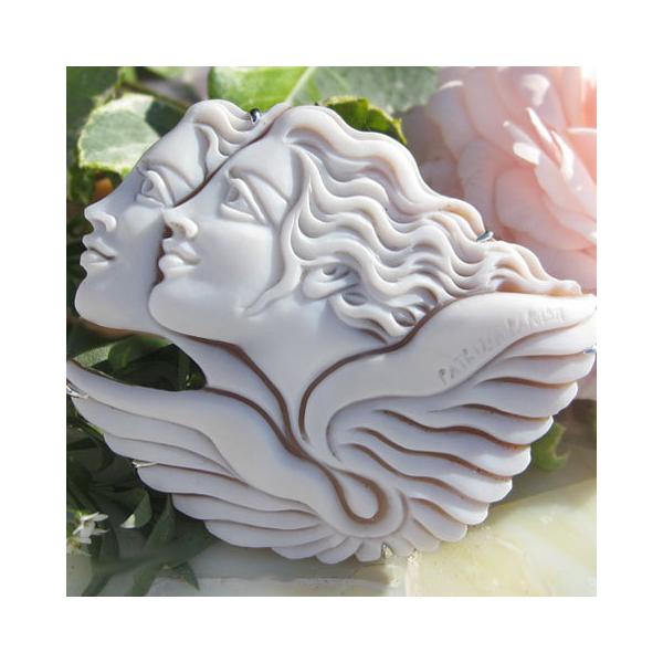 【カメオの素材】 サードニクスシェル【カメオのサイズ】55 x 48 mm【ブローチサイズ】55 x 55 mm【全体の重さ】19.3g【カメオの作家】Patrizia Parlati (パトリシア・パルラーティ)【カメオの作者証明】カメオ...