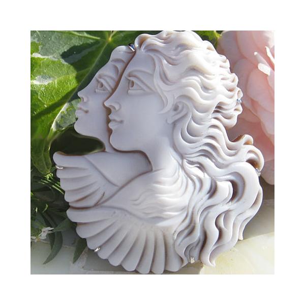 【カメオの素材】サードニクスシェル【カメオのサイズ】56 x 50 mm【ブローチサイズ】62 x 50 mm【全体の重さ】20.6g【カメオの作家】Patrizia Parlati (パトリシア・パルラーティ)【カメオの作者証明】カメオに...