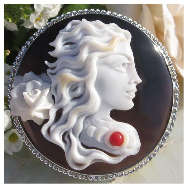 【カメオの素材】 サードニクスシェル【カメオのサイズ】40 x 41mm【製品のサイズ】43 x 43 mm【全体の重さ】17.3g【カメオの作家】Patrizia Parlati (パトリシア・パルラーティ)【カメオの作者証明】カメオにサ...