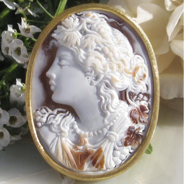 【カメオの素材】 サードニクスシェル【カメオのサイズ】45 x 34mm【製品のサイズ】47 x 36 mm【全体の重さ】13.7g【カメオの作家】Giuseppe Tesoriere(ジュゼッペ・テソリエーレ)【カメオの作者証明】カメオに...