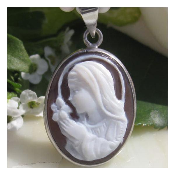 【カメオの素材】サードニクスシェル【フレームの素材】SILVER(ロジウムコーティング済み)【全体の重さ】2.4g【シェルカメオの大きさ】20 x 15 mm【製品のサイズ】30 x 17 mm【カメオの作家】Maestro Aniello...