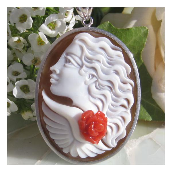【カメオの素材】 サードニクスシェル【カメオのサイズ】40 x 30 mm【製品のサイズ】50 x 31 mm【全体の重さ】9.5g【カメオの作家】Patrizia Parlati (パトリシア・パルラーティ)【カメオの作者証明】カメオにサ...