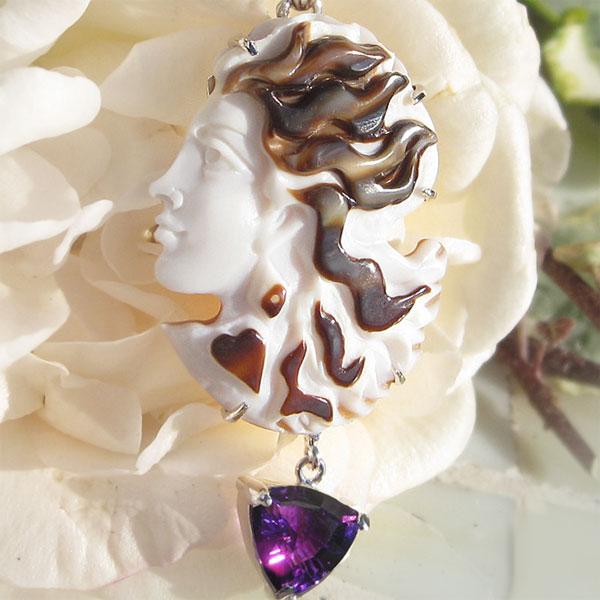 【カメオの素材】 サードニクスシェル【カメオのサイズ】30 x 22mm【製品のサイズ】48 x 22 mm【全体の重さ】6.1g【カメオの作家】Patrizia Parlati (パトリシア・パルラーティ)【カメオの作者証明】カメオにサイ...