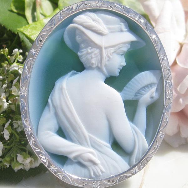 【カメオの素材】最高級グリーンメノウ（Green agate)【ルースサイズ】50 x 40 mm【フレーム素材】SILVER(ロジウムコーティング済), 天然ダイヤモンド 0.04ct【製品サイズ】52 x 42 mm【製品の重さ】19....