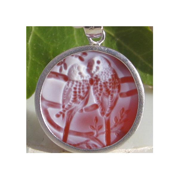 【カメオの素材】良質レッドメノウ（Red agate)【ルースサイズ】18 x 18 mm【フレーム素材】SILVER(ロジウムコーティング済)【製品サイズ】28 x 19mm【製品の重さ】2.3g【カメオ産地】ドイツ Idar Obers...