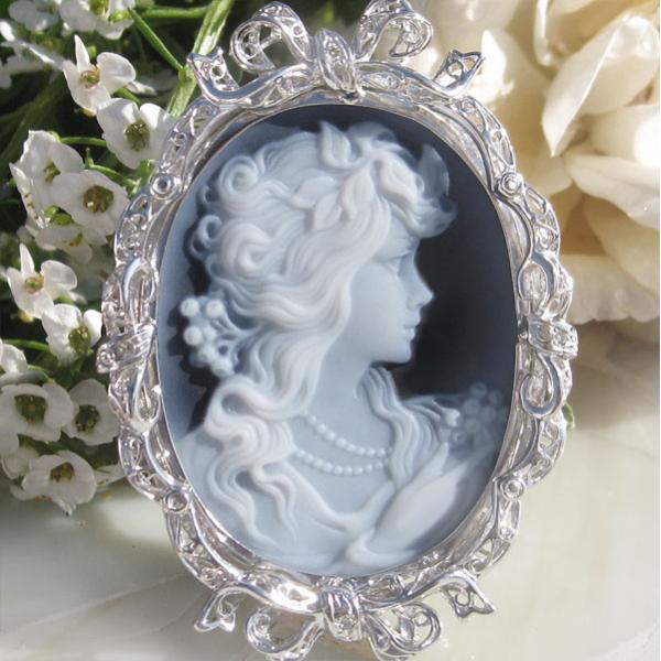 【カメオの素材】 最高級ブラックメノウ（Black agate）【フレームの素材】天然ダイヤモンド0.04ct, SILVER(ロジウムコーティング済)【ルースサイズ】40 x 30 mm【製品サイズ】47 x 38 mm【製品の重さ】15...