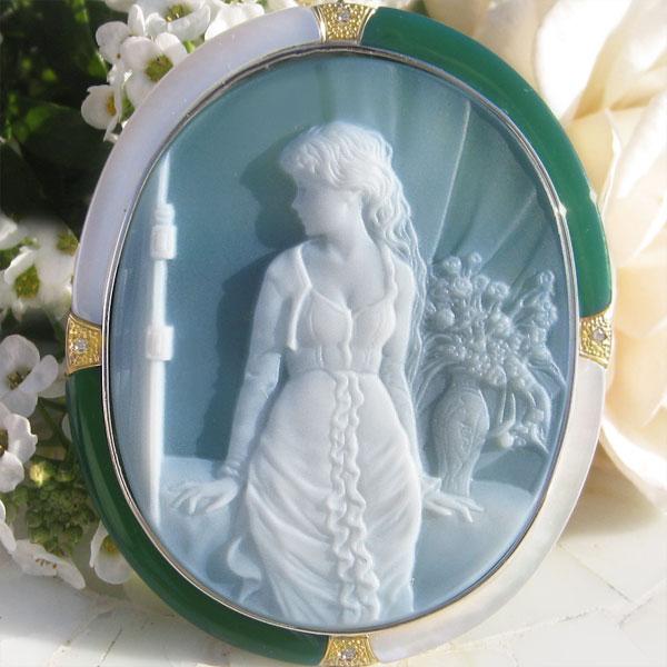 【カメオの素材】 最高級グリーンメノウ（Green agate）【フレームの素材】天然ダイヤモンド0.04ct, 白蝶貝, K18, SILVER(ロジウムコーティング済)【ルースサイズ】50 x 40 mm【製品サイズ】58 x 48 m...