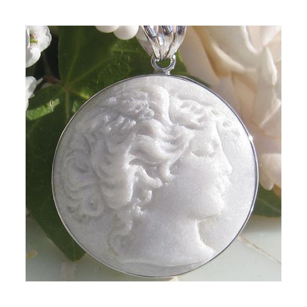 【カメオの素材】白大理石【ルースのサイズ】25 x 25 mm【カメオの作家】Giuseppe Tesoriere（ジュゼッペ・テソリエーレ)【カメオの作者証明】カメオにサイン彫刻がございます。作者証明書が付属します。【フレームの素材】SI...